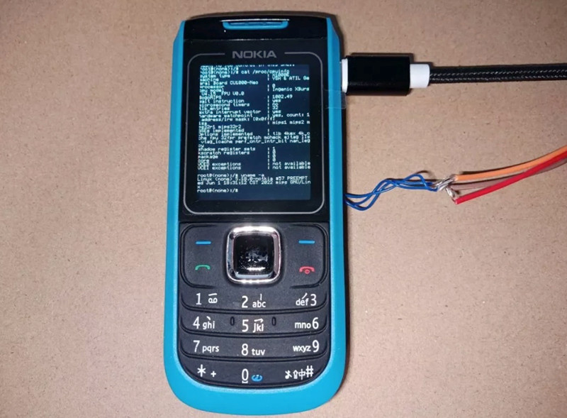 Thanh niên nghiện "phần cứng" độ Nokia 1680 thành PC chạy HĐH Linux