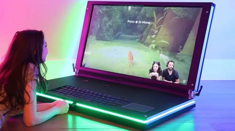 Cặp đôi YouTuber tự tay chế tạo laptop "siêu to khổng lồ" lên đến 43 inch
