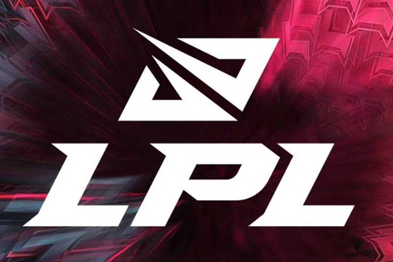 LMHT: Một trận đấu LPL chỉ có hơn 10 khán giả, nhân viên phải giả làm người xem